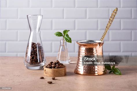 터키 커피 포트 Cezve 커피 콩 및 커피 나무의 가지의 구성 0명에 대한 스톡 사진 및 기타 이미지 0명 3위 갈색 Istock