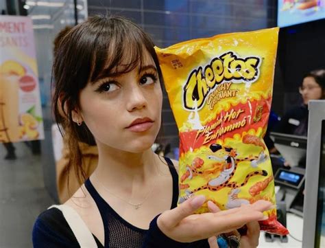 Jenna With A Flamin Hot Cheetos Jennaortega Fotos De Escuela Secundaria Caras Famosas