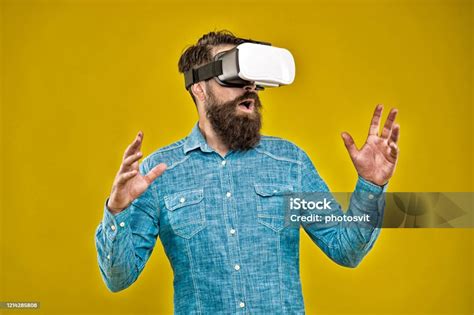 가상 현실은 진정으로 여기에 있다 수염이 있는 남자는 가상 현실 헤드셋을 착용합니다 힙스터는 가상 현실 노란색 배경을 탐구한다 가상 현실 기술과 미래 Vr 통신 비디오 교육
