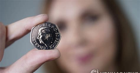 찰스 3세 영국 국왕 새겨진 동전12월말부터 유통