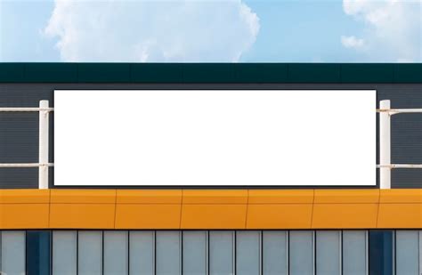 클리핑 패스가 있는 흰색 배경에 건물에 있는 광고판 모의 프리미엄 사진