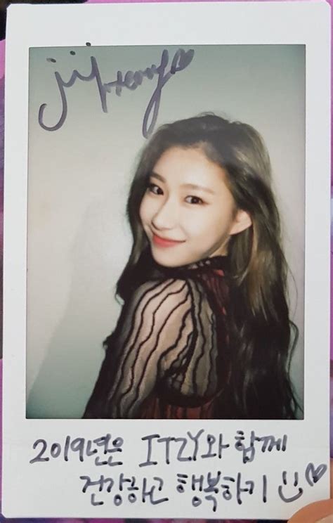 Pin By Ndoyy On Itzy Itzy Photocard Colorful Aesthetic