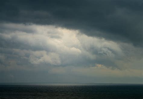 Gewitterwolken über dem Meer Bild kaufen 71402649 lookphotos