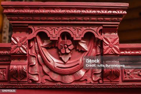 가구 Patination의 긴 과정 화려한 조각 장식품이있는 붉은 색의 나무 찬장 환경 친화적 인 재사용 새로운 삶을 얻는