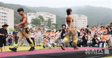 소방대원들의 소방제복 런웨이 뉴시스pic
