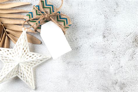 공예 선물 상자에 흰색 빈 종이 태그와 회색 Conkrete 배경에 크리스마스 장식 크리스마스 인사말 카드 모형 0명에 대한