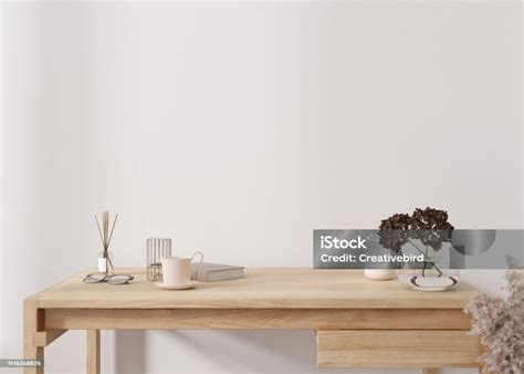 빈 하얀 벽 현대적인 스타일의 인테리어를 모의하십시오 보기를 닫습니다 사진 포스터 텍스트 또는 다른 디자인을 위한 공간을 복사합니다 책상 말린 식물이있는 꽃병 다른 가정