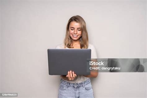 흰색 배경에 고립 된 노트북 컴퓨터를 사용하여 아름다운 젊은 여자 노트북에 대한 스톡 사진 및 기타 이미지 노트북 노트북 사용하기 백인종 Istock