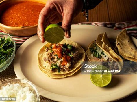 양파 고수 레몬 레드 소스를 곁들인 소고기 머리 타코 전통 멕시코 요리 건강한 식생활에 대한 스톡 사진 및 기타 이미지