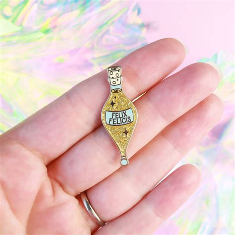 英国设计师lucy哈利波特福灵剂幸运药水felix Felicis徽章胸针 虎窝淘