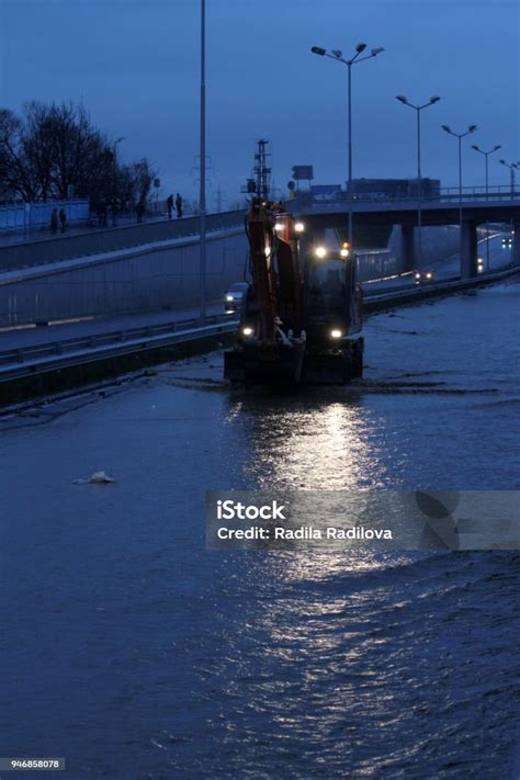 불 쌍 한 건설 배수 나무 자연을 파괴 하 고 사람들 로부터 지구 환경 오염으로 인해 기후 조건 악화의 벌목의 부족 때문에 큰 홍수가 일어나 도시에 대한 스톡 사진 및 기타