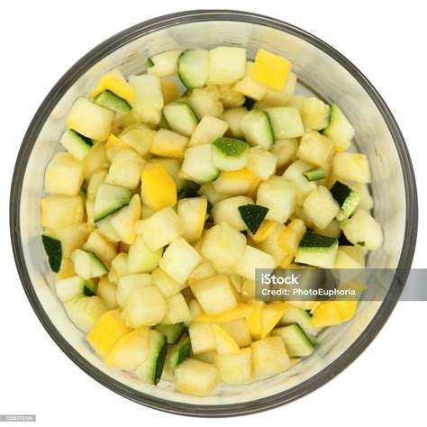 다진 노란색 스쿼시와 호박을 유리 그릇에 흰색 위에 넣습니다 굽은 목 호박에 대한 스톡 사진 및 기타 이미지 굽은 목 호박 슬라이스 컷아웃 Istock