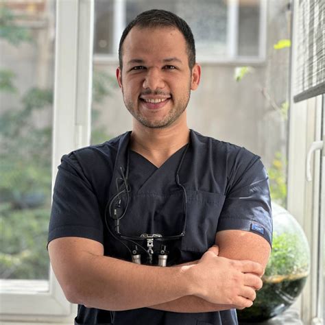 دکتر نوید یوسفی متخصص پروتز های دندانی و ایمپلنت