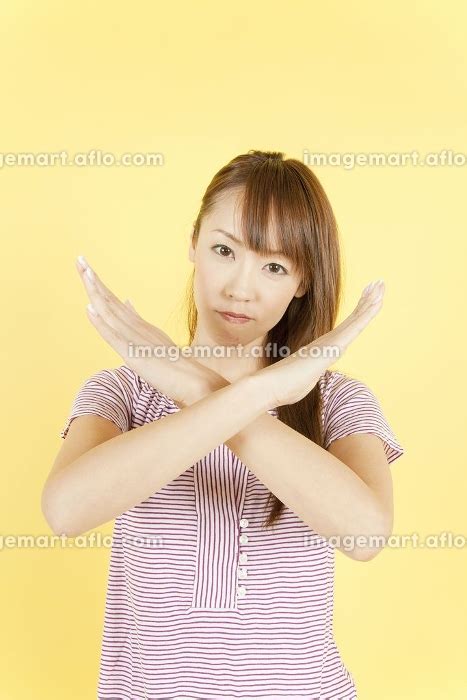 手でバツを作る女性の写真素材 [24017464] イメージマート