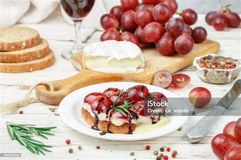 브루 쉐 타의 카망베르 나 브리 치즈와 붉은 포도 로즈마리 및 향 Crostini입니다 미식가 위한 와인 맛 있는 간식 이탈리아 전채입니다 선택적 초점 0명에 대한 스톡