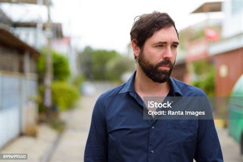 파란 눈의 거리 야외에서 보기에 대 한 잘생긴 수염된 남자의 초상화 갈색 머리에 대한 스톡 사진 및 기타 이미지 갈색 머리 백인종 성인 Istock