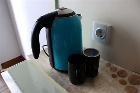 파란색 전기 주전자와 두 개의 검은 색 컵 또는 커피 머그잔 사진 0명에 대한 스톡 사진 및 기타 이미지 0명 가사 집안일 가정 생활 Istock