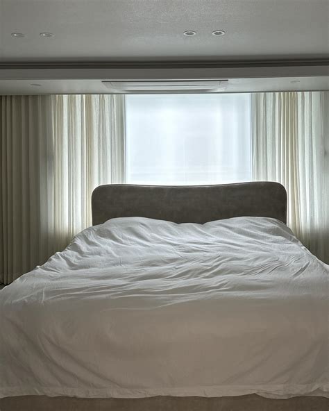 풀프루프 코코로맨숀 부산예쁜커튼 감각있는커튼 용호동w스퀘어 안방커튼 안방인테리어 무게감있게 떨어지는 드레이퍼리 트리플로 고급스럽게 짜여진 스트라이프