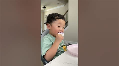 아이스크림은 먹고싶고 잠은 오고 그래도 먹는다 아빠 아들 엄마 27개월아기 아이스크림 그런데 졸려요 꾸벅꾸벅 Youtube