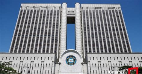 시비 붙자 운전석 문 벌컥오토바이 운전자 다치게 한 벤츠 차주 실형