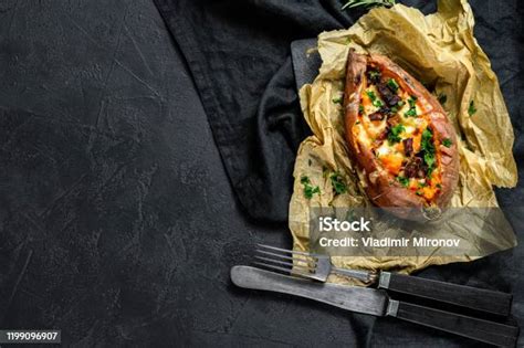 구운 남아 치즈와 베이컨으로 속을 채진 유기농 고구마 검은 색 배경입니다 텍스트를 위한 공간 감자 요리에 대한 스톡 사진 및 기타 이미지 Istock