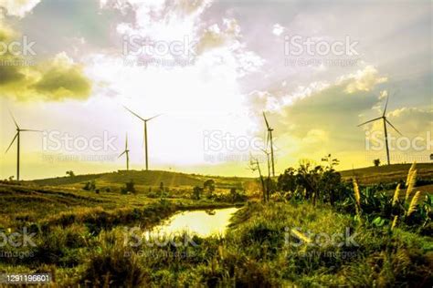 일몰 하늘이 있는 언덕 위의 풍차가 있는 풍경의 풍경 풍경 0명에 대한 스톡 사진 및 기타 이미지 0명 건축 관광