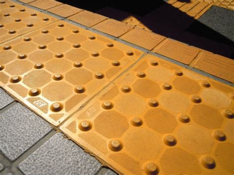 点字ブロックの上に物を置かないようにしましょうさかなと鬼太郎のまち境港市 Sakaiminato City Official Web Site