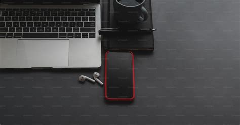 검은 테이블 배경에 복사 공간이 있는 노트북 컴퓨터와 스마트폰의 오버헤드 샷 사진 Unsplash의 사무실 이미지