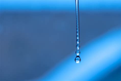 무료 이미지 하락 하늘 햇빛 선 반사 매크로 푸른 화려한 닫기 조명 똑똑 떨어지는 물방울 소리 모양 지구의 분위기 컴퓨터 벽지 사진을 찍다