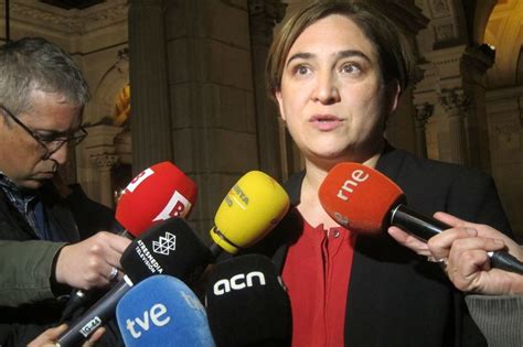 Ada Colau Ser alcaldesa y fregar suelos es compatible Ser machista y concejal no debería
