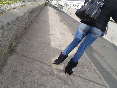 Buscandoenlacallecolas Rico Culo Esperando El Bus