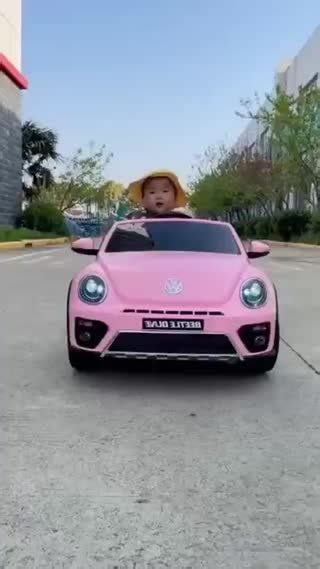 아이는 운전하는 재미 어른은 원격조종 하는 재미 아이는 운전하는 재미 어른은 원격조종 하는 재미 영상속 어린이 전동차