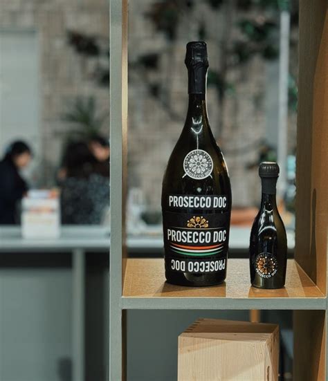 오늘 더 현대 서울에서 열린 프로세코 Doc 팝업 스토어에 다녀왔어요 다양한 종류의 프로세코 Doc와 프로세코 Doc 로제를 직접 맛볼 수 있는 좋은 기회였죠 전문