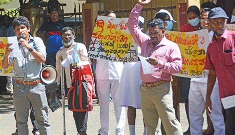 දූෂණයට නාස්තියට එරෙහිව සෞඛ්‍ය සේවකයෝ පාරට Lankadeepa Online
