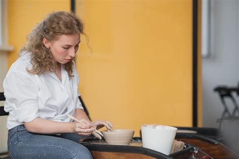 스튜디오에서 바퀴에 점토와 함께 작업 하는 여성 도공 도자기 바퀴 주위에 물이 튀어나있는 점토 공예에 대한 스톡 사진 및 기타 이미지 Istock