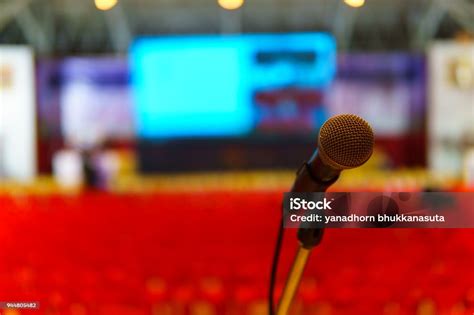 스피커 또는 빨간 플라스틱의 자 및 큰 Led 모니터 화면 배경 흐리게 행 수에 대 한 세미나 홀에서 마이크의 닫습니다 텍스트에