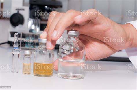 닥터 손 실험실 방 병원에서 현미경 앞 약 병을 선택합니다 Stem 주제에 대한 스톡 사진 및 기타 이미지 Stem 주제 건강관리와 의술 과학 Istock