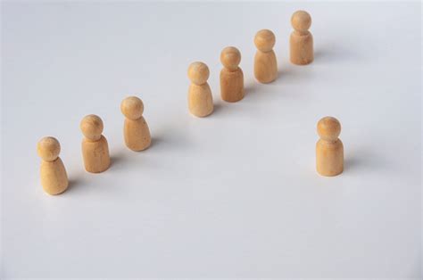 나무 형상이 나서서 텍스트를 위한 사용자 정의 가능한 공간을 가진 다른 인물을 이끌고 있습니다 리더십 개념 0명에 대한 스톡 사진 및 기타 이미지 Istock