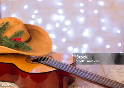 크리스마스 배경입니다 어쿠스틱 기타와 미국 카우보이 모자와 컨트리 뮤직 카우보이 모자에 대한 스톡 사진 및 기타 이미지 카우보이 모자 크리스마스 12월 Istock