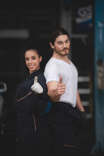 차고에서 뒤로 서있는 웃는 남성과 여성 자동차 정비사의 초상화 서비스에 대한 스톡 사진 및 기타 이미지 서비스 자동차