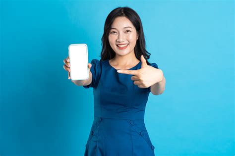 파란 드레스를 입은 아름다운 여인의 초상화 파란 배경에 고립 Brand Name Smart Phone에 대한 스톡 사진 및 기타 이미지 Brand Name Smart