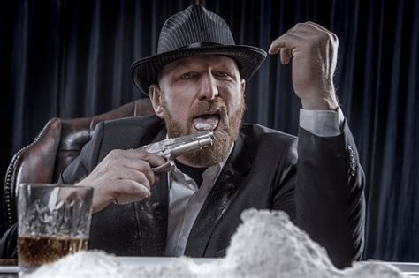 빨간 머리 갱스터 남자는 마약의 산 뒤에 상사의 의자에 앉아 관능에 대한 스톡 사진 및 기타 이미지 관능 권총 근육질 남자 Istock