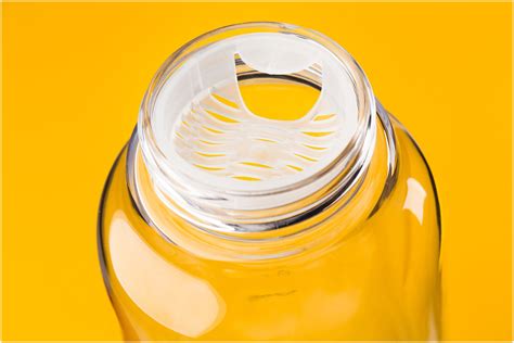 Бутылка с цветной крышкой красная