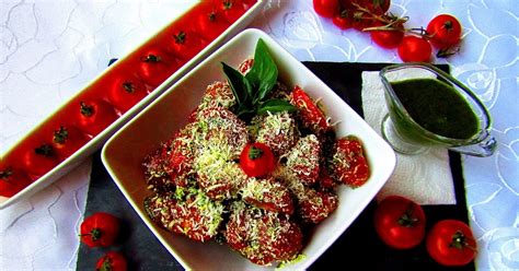 СВЕТЪТ НА СОНЧЕТО САЛАТА С ЧЕРИ ДОМАТИ БОСИЛЕКОВ СОС И СУШЕНО СИРЕНЕ