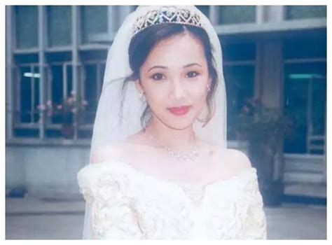 66岁韩马利素颜现身被粉丝求合影，主动提醒对方开美颜却被无视