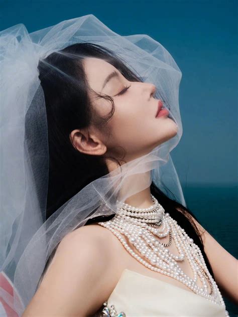 张天爱最新美照分享，白色镶钻抹胸礼服裙浪漫唯美，张天爱好美啊 知乎