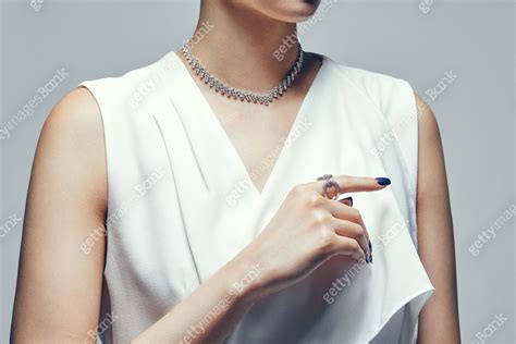 사진 한국인 동양인 인종 성인여자 사람손 사람팔 행동 손짓 뷰티 쥬얼리 반지 액세서리 인조물건 누끼