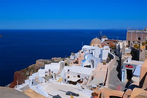푸른 에게 해를 내려다 보는 풍경 건물 집 교회 골목 길 이아 산토리니 그리스의 문과 문 0명에 대한 스톡 사진 및 기타 이미지 Istock