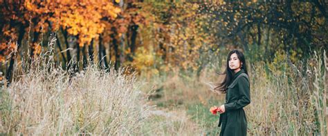 생생한 단풍에 둘러싸인 여성의 아름다움 초상화 화려한 잎과 배경에 전체 성장에 긴 자연 검은 머리와 꿈꾸는 아름다운 소녀 가을