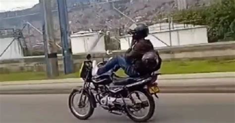 Відео на повній швидкості водій лягав на свій мотоцикл щоб поспілкуватися по мобільному